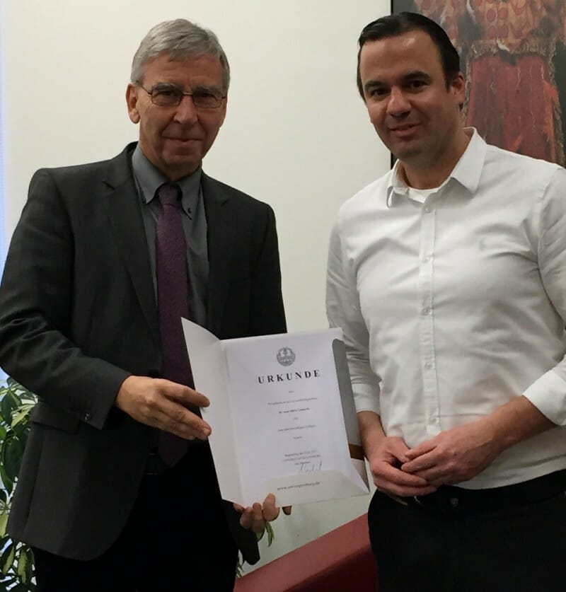 Prof. Dr. Oliver Linhardt erhält Ernennungsurkunde zum Professor ...